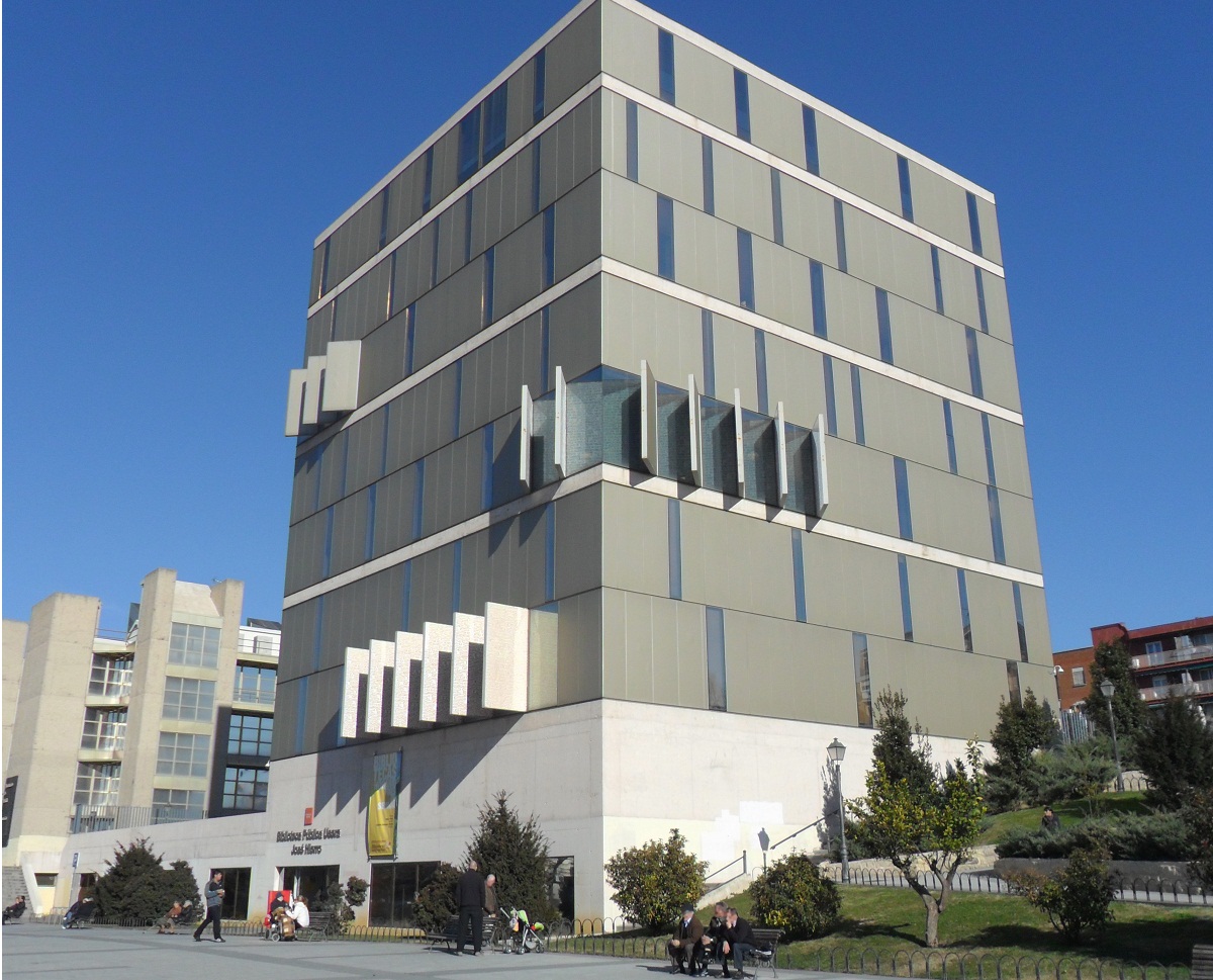 El párking de la biblioteca José Hierro de Usera abrirá de forma ...