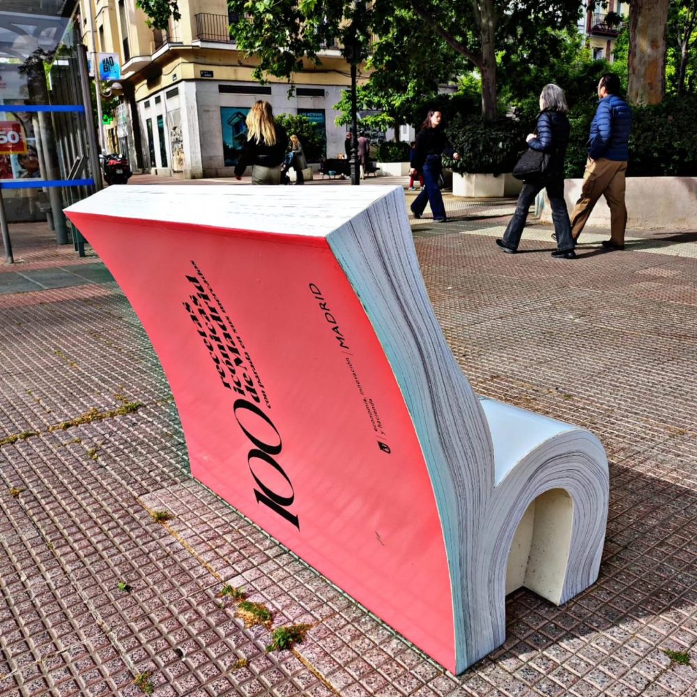 Arranca 'Siéntate a leer 2024' con 26 bancos-libro por todo Madrid ...