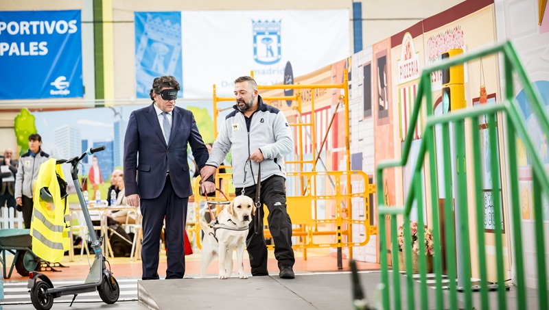 La ONCE enseña a los madrileños la labor de sus perros guía — Gacetín ...